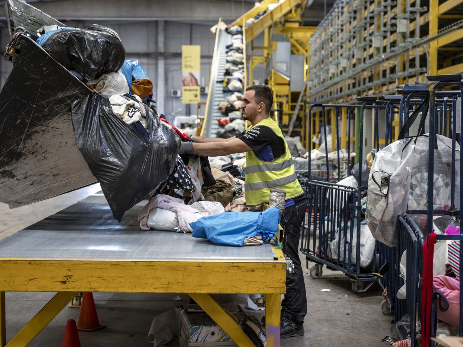 Dónde reciclar ropa en mal estado: opciones y beneficios | Reciclaje ...